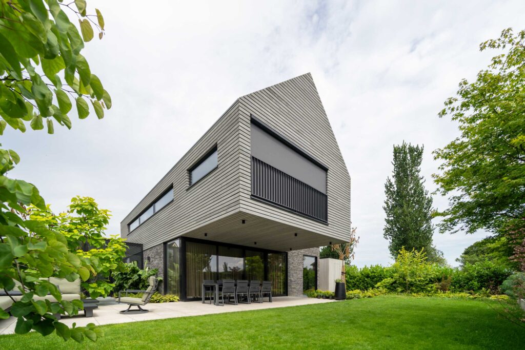 Archetypal wooden Villa Navis clad in Platowood Fraké - Platowood